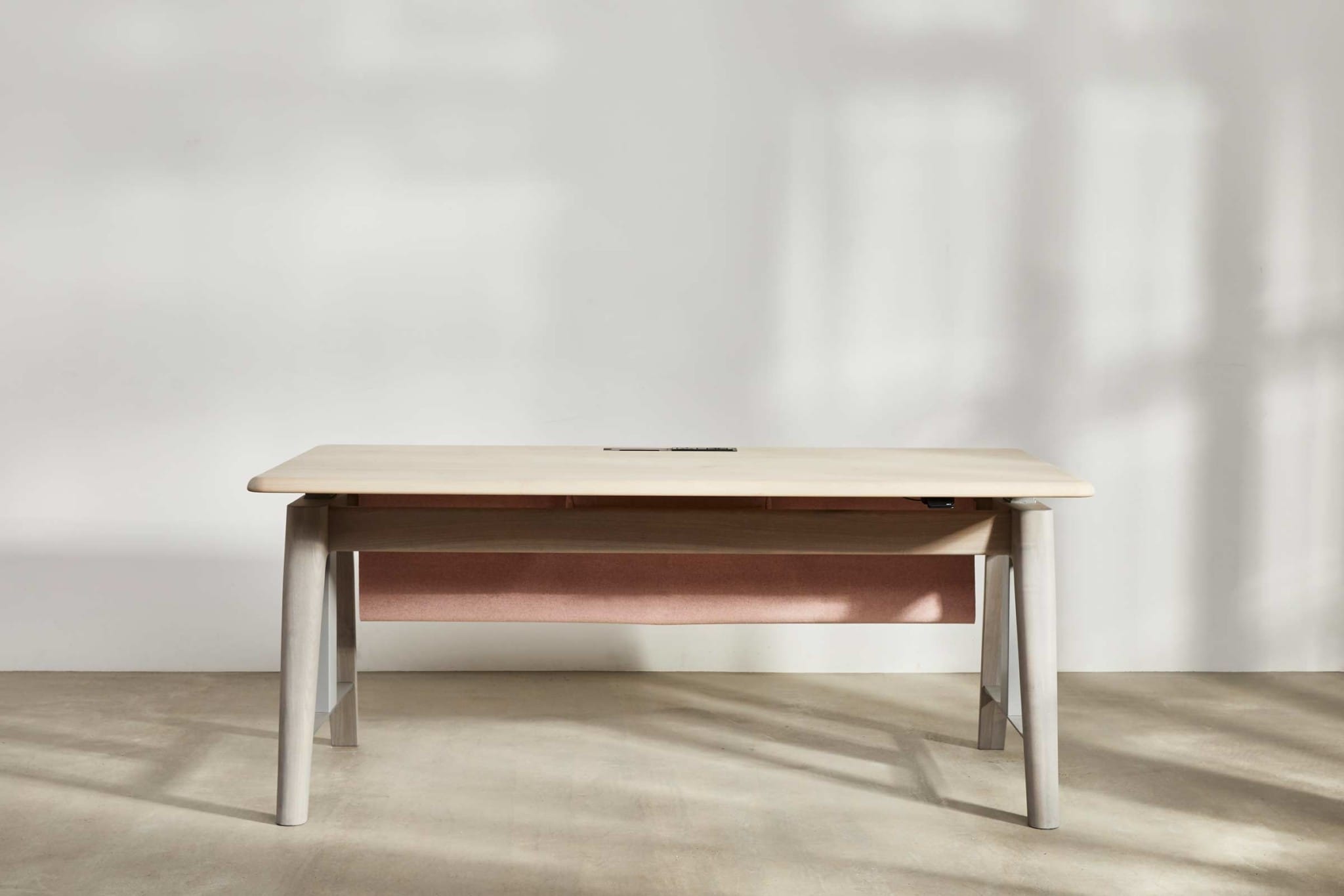 Noa Sit-Stand Desk - Benchmark US